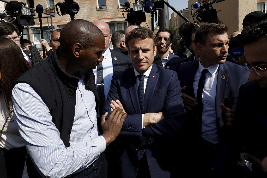 马克龙成功连任 寻访期间同民众互动|马克龙_新浪财经_新浪网