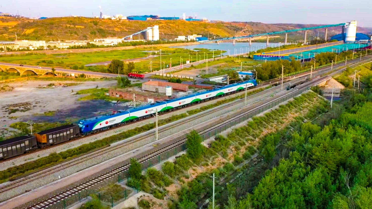 全球首台最大功率电力机车“神24”安全运行一周年_新浪财经_新浪网