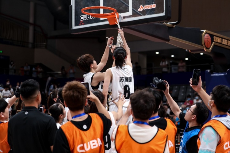 冠军情侣！FMVP邹阳与清华女篮球员苏源圆为情侣关系_手机新浪网