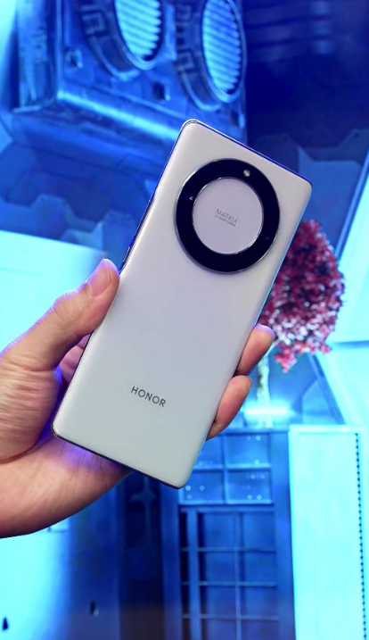 荣耀X40真机亮相：十亿色OLED曲屏，后置圆环双摄|荣耀X40_新浪科技_新浪网