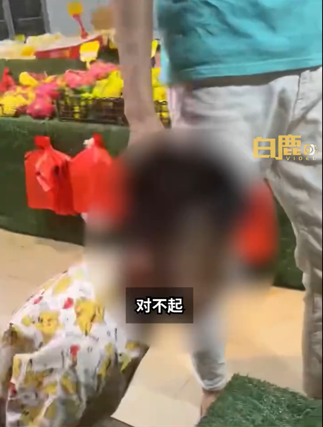 4岁男孩割坏水果店香蕉,妈妈引导其道歉并买下坏香蕉:必须要为他的错误买单 手机新浪网