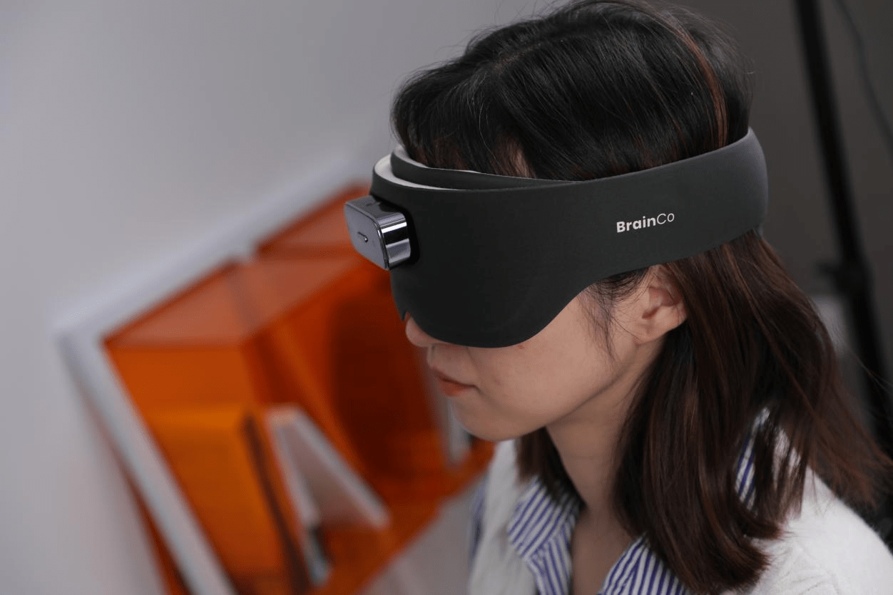 BrainCo最新推出的深海豚睡眠仪，有哪些亮点？|ces_新浪新闻