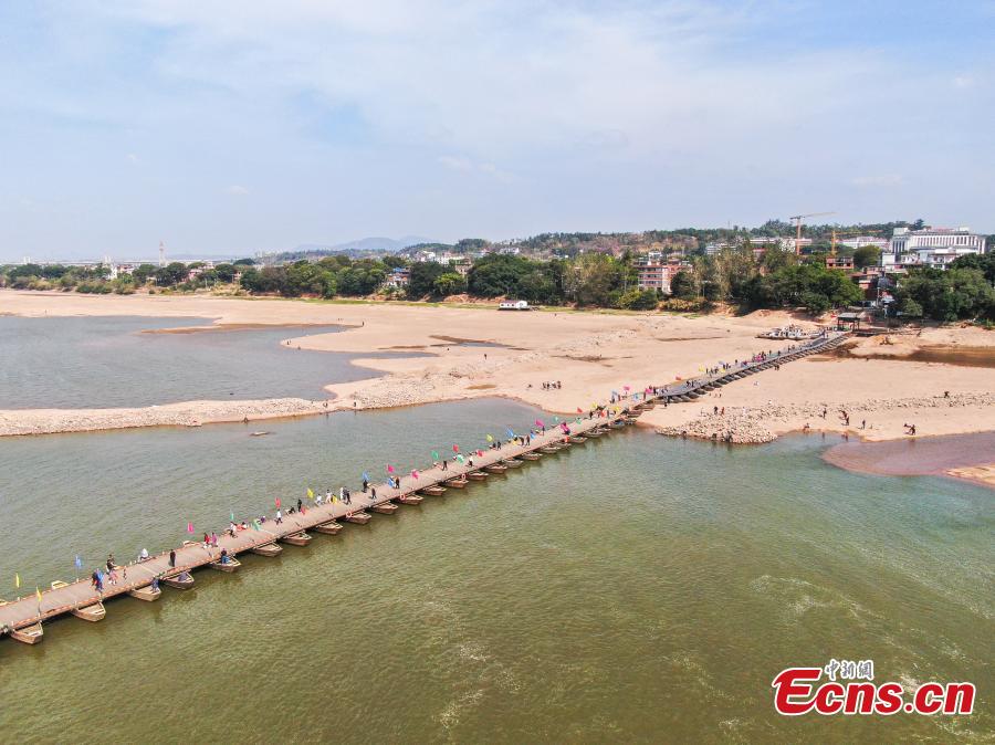 Ancient pontoon bridge partially exposed due to drought in Jiangxi_手机新浪网