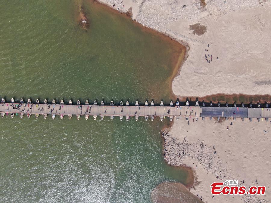 Ancient pontoon bridge partially exposed due to drought in Jiangxi_手机新浪网