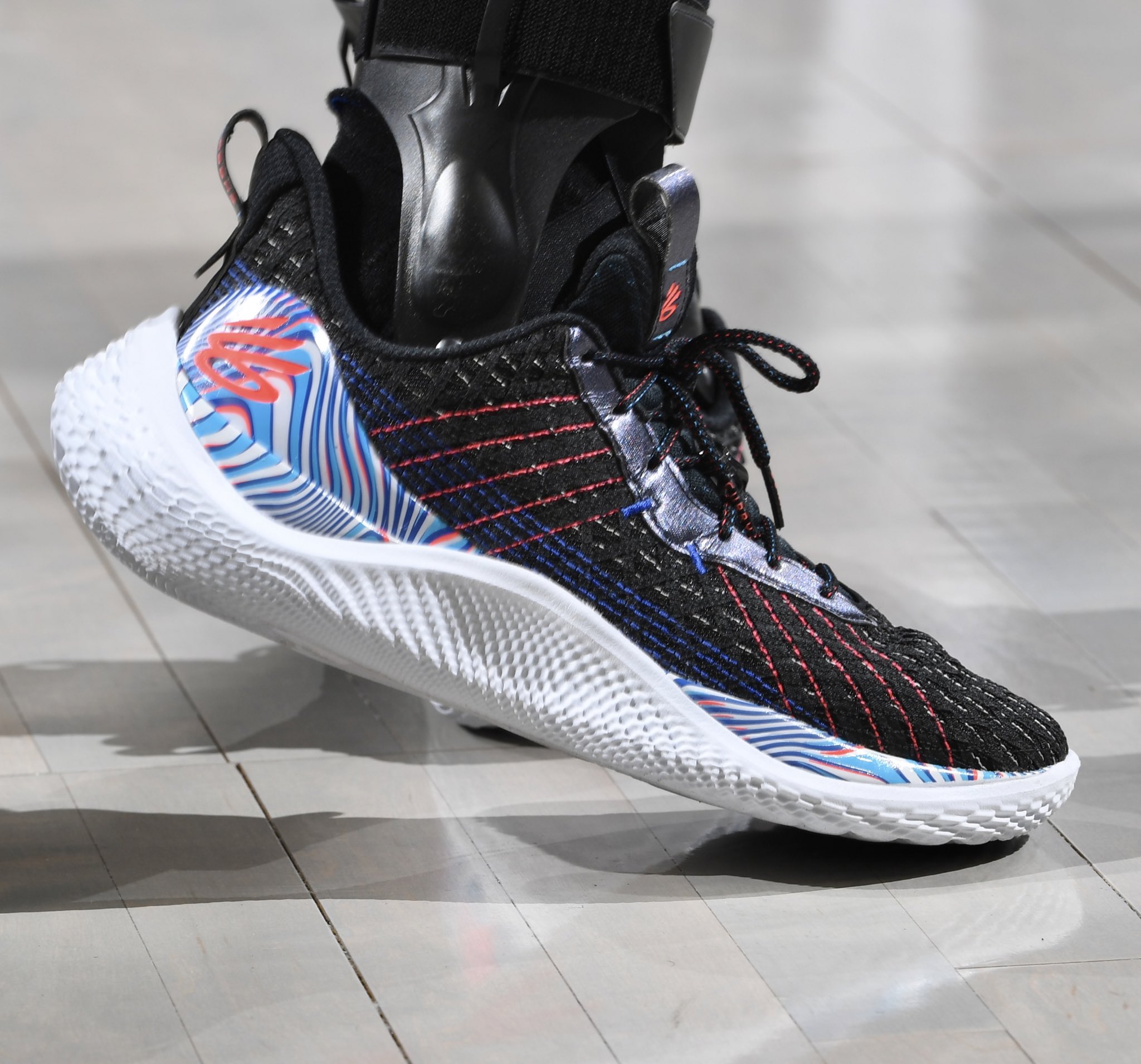 波浪图案是亮点！库里比赛中上脚库里10“More Magic”配色战靴_手机新浪网