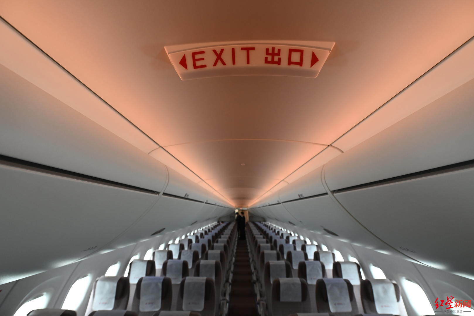 探访C919国产大飞机：可调节靠背、马卡龙彩虹灯光，人性化设计更舒适|C919|国产大飞机|成都市_新浪新闻