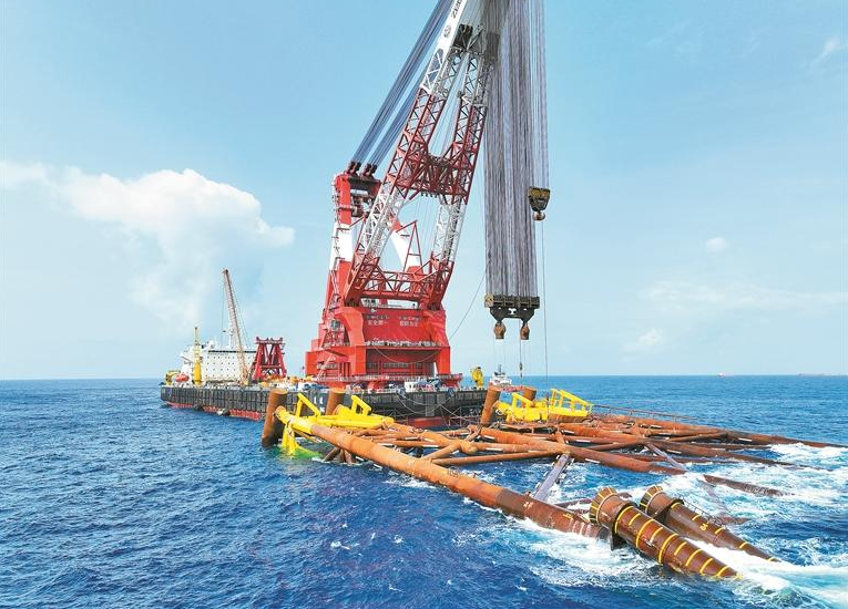 万吨级海上平台导管架成功下水安装|油田_新浪财经_新浪网