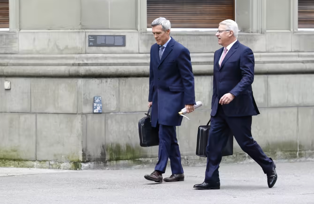 揭秘！还原“案发现场”：瑞士政府是如何“强按着瑞银”收购瑞信的_手机新浪网