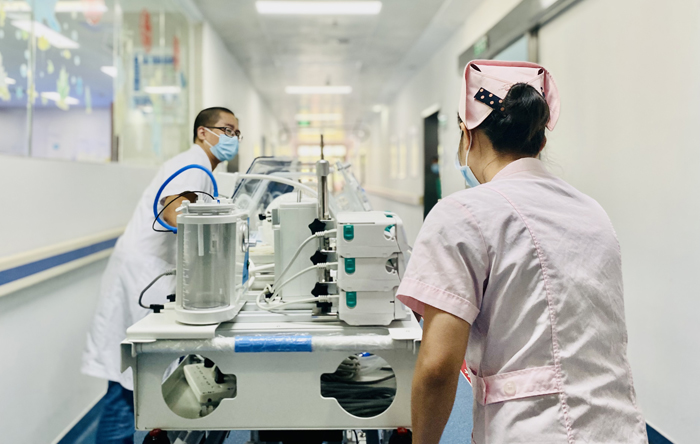 海南医学第二附属医院“移动的NICU”成功转运一对早产双胞胎_手机新浪网