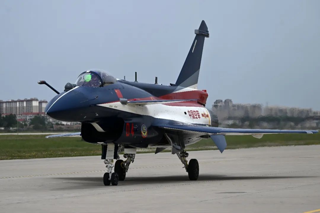 八一飞行表演队的歼-10C长得有点特别，是不是最新的改进型号？|歼-10C_新浪财经_新浪网