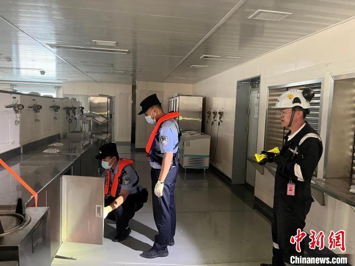 全球首艘M350型浮式生产储卸油船在辽宁大连开启首航 -6parkbbs.com