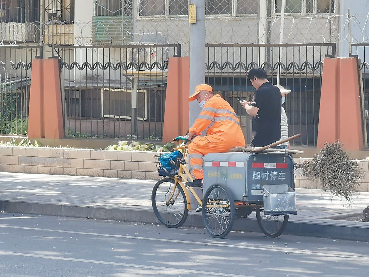 北京持续多日发布高温橙色预警，观察：环卫工人的户外作业状况怎样？高温新浪财经新浪网 4400