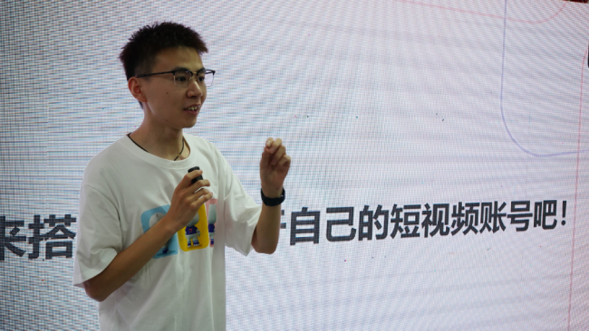 走进青岛怡顺社区 讲真短视频讲师Kevin与居民一同探寻自媒体奥义|Kevin_新浪财经_新浪网