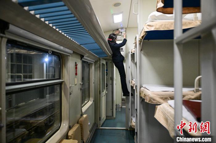 （新春走基层）沈铁00后“乘务员”邢畅的首次春运_新浪财经_新浪网
