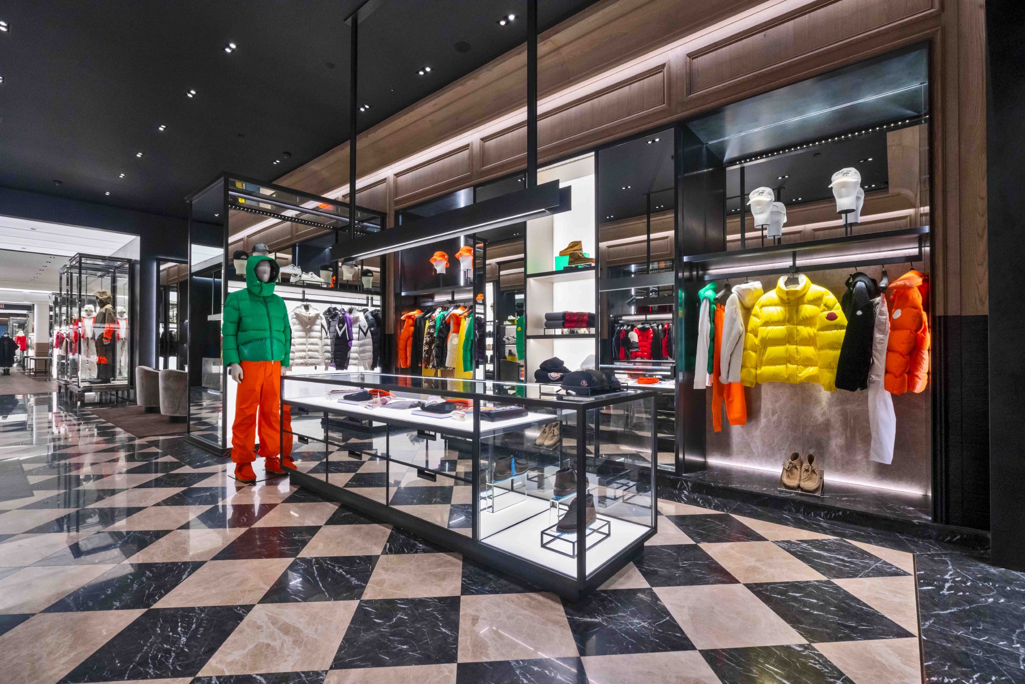 靠羽绒服“抵御”市场寒冬，Moncler集团2023年业绩增幅超过LVMH_新浪财经_新浪网