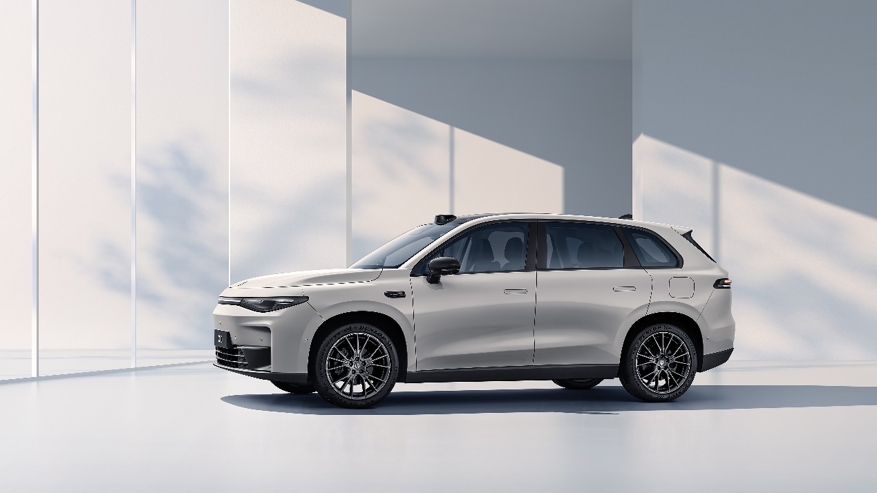 零跑C10上市，卷出新高度！售价12.88万起，8295+激光雷达|10-15万_新浪财经_新浪网