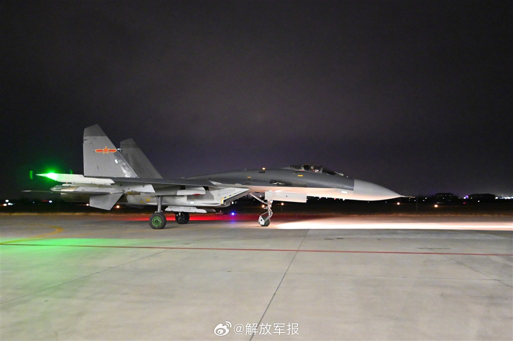 歼-11BG再次现身西部战区某王牌部队，改装新员完成首次夜航单飞_新浪财经_新浪网