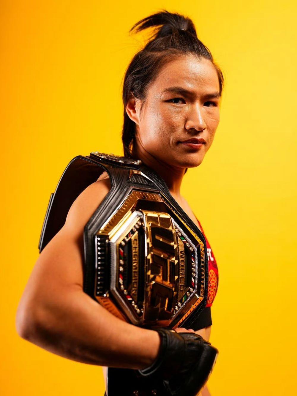 赢下UFC史上首个中国德比！张伟丽卫冕女子草量级金腰带|张伟丽|金腰带|UFC_新浪新闻