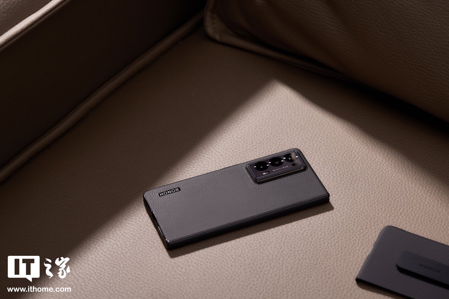 消息称荣耀骁龙 8 Gen 3 折叠屏配备 5200mAh 电池、50Mp 大底主摄，预计为 Magic V3_新浪科技_新浪网