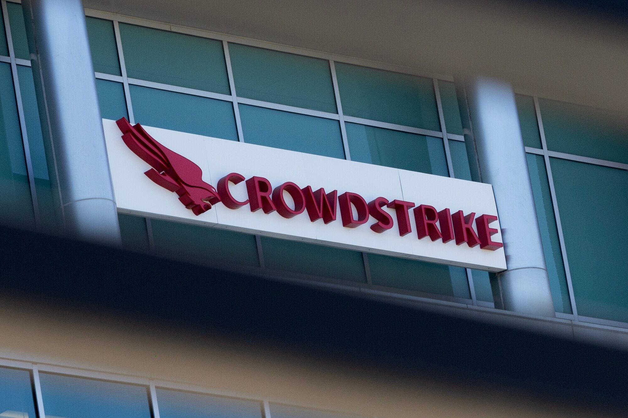 微软蓝屏事故背后：一个小文件是如何让全球计算机瘫痪的？|CrowdStrike_新浪财经_新浪网