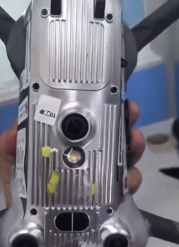 有望为 Mavic 4，大疆神秘航拍无人机外观谍照曝光：头部造型大改、三摄哈苏相机|无人机|Mavic|哈苏_新浪科技_新浪网