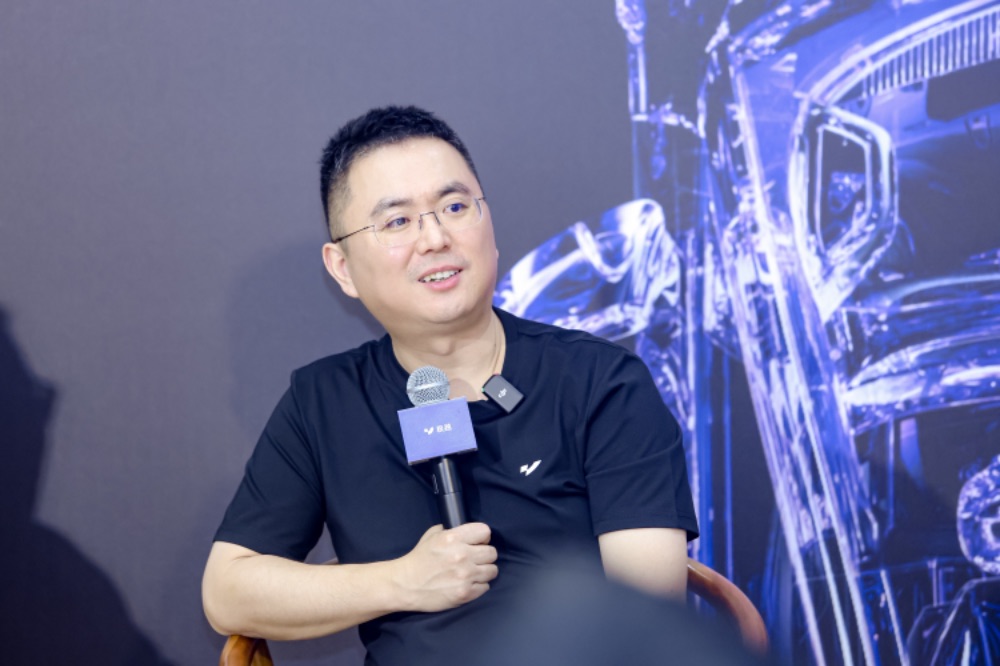 夏一平現場哽咽落淚，極越“走出ICU”？ - 新浪香港