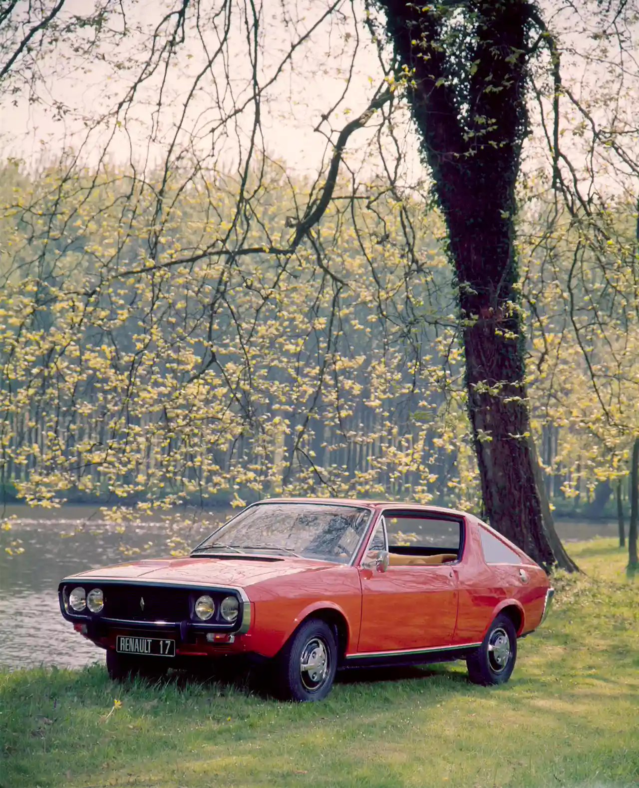 雷诺 R17 概念车实车曝光：赛博朋克风、致敬 70 年代轿跑车型|Renault|跑车|概念车_新浪科技_新浪网