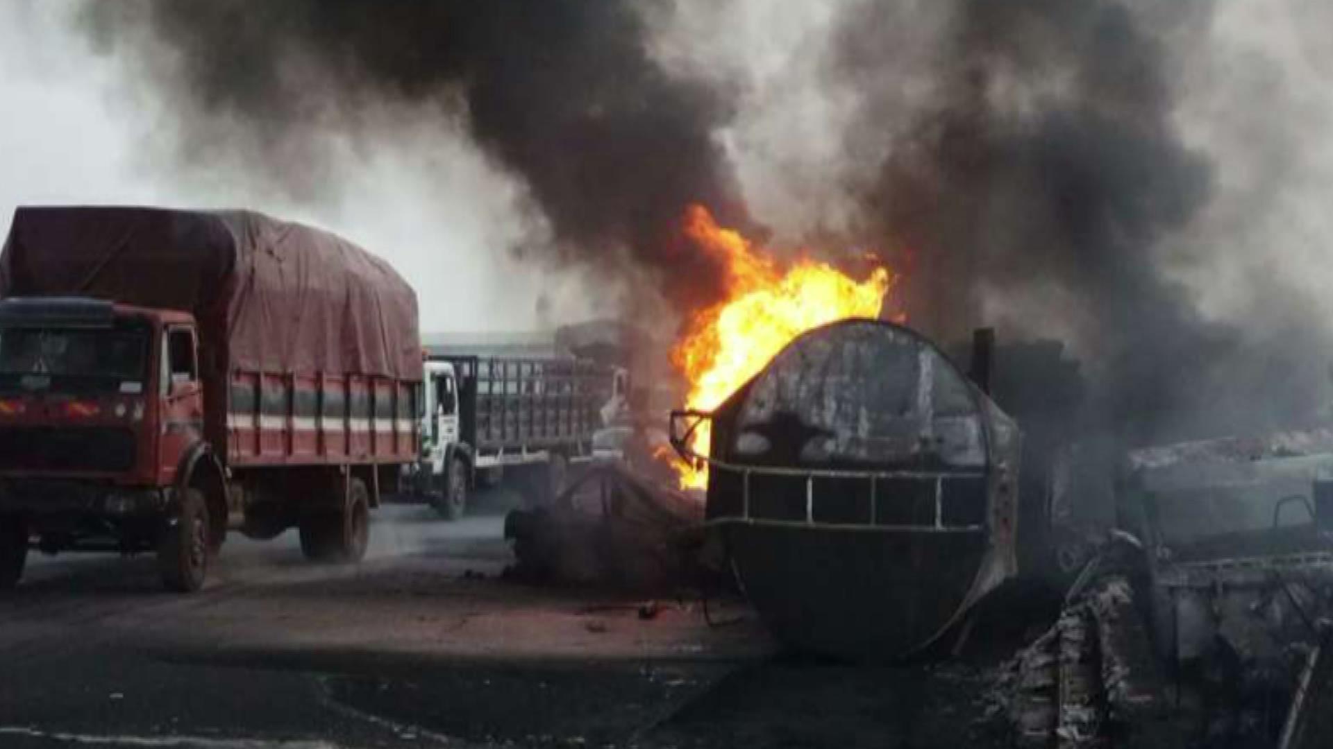 尼日利亚一油罐车爆炸 上百人死亡 油罐车 新浪财经 新浪网