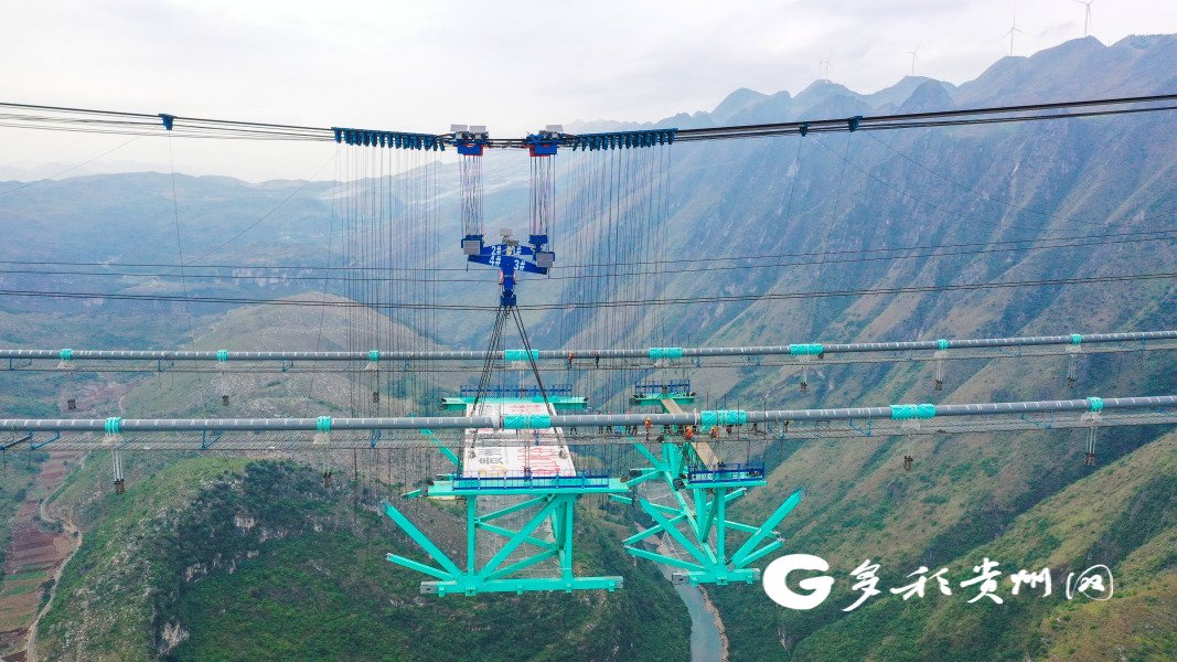 精准就位！在建世界第一高桥——花江峡谷大桥钢桁梁首件吊装完成|安龙_新浪财经_新浪网