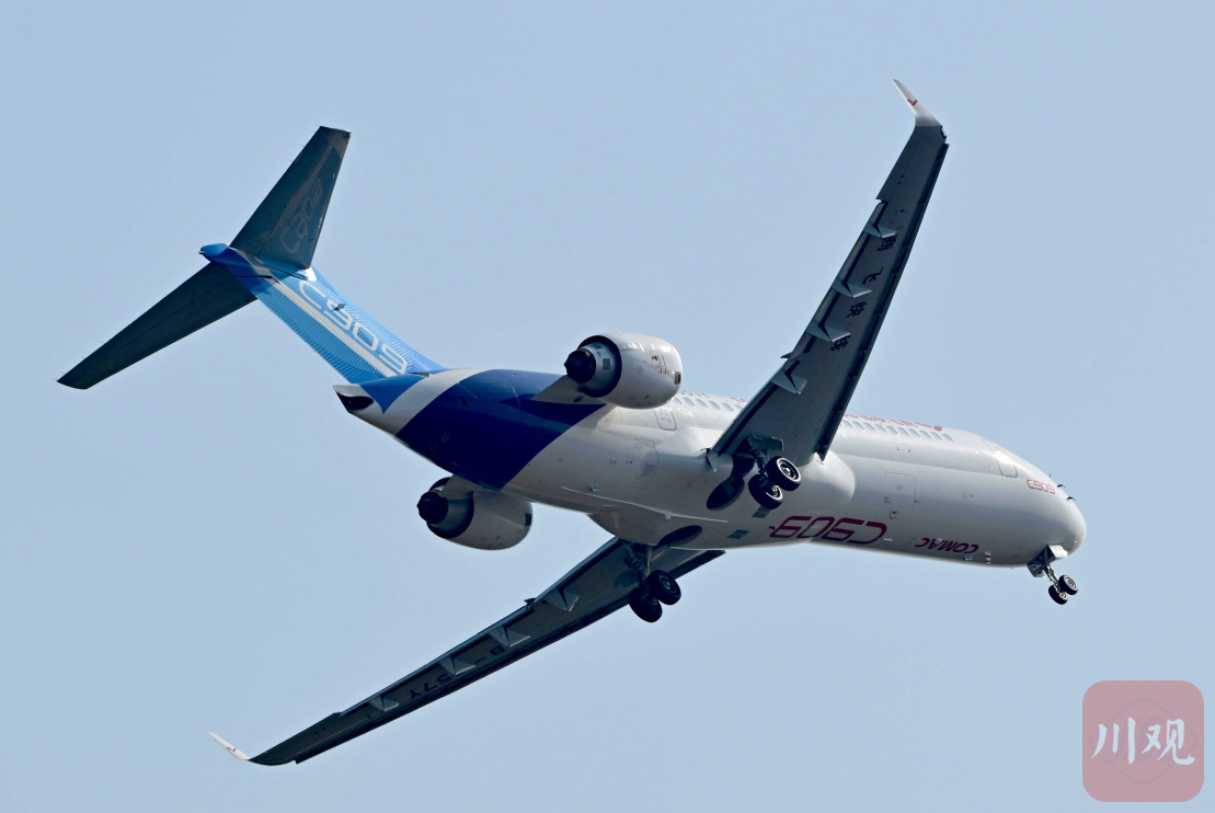 C视觉丨支线客机ARJ21首次正式亮相 更名C909加入C序列_新浪财经_新浪网