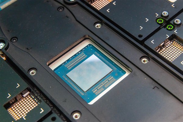 NVIDIA Blackwell B200新照：八卡并行 总功耗8000W_新浪科技_新浪网