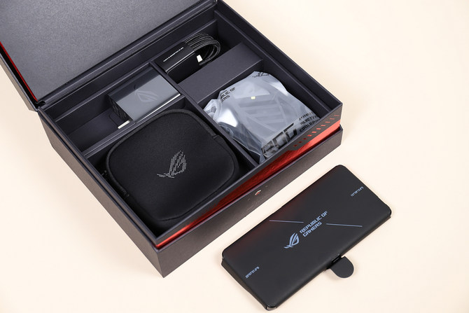 ROG游戏手机9 Pro 评测：搭载骁龙8 至尊版 光显矩阵屏玩法升级_新浪科技_新浪网