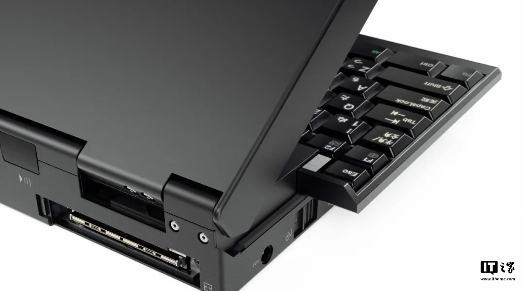 联想展示“AI 定制”1995 年经典款 ThinkPad 701C 蝴蝶机：换装酷睿 i7，内嵌个人智能体“小天”_新浪科技_新浪网