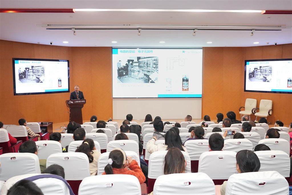 致敬“龙芯之母”黄令仪！青少年与科学家同过生日，感受小芯片的大能力|芯片_新浪财经_新浪网