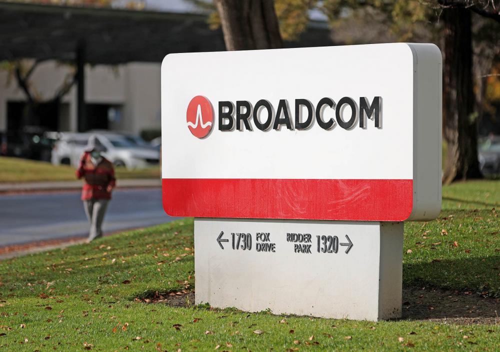 博通站稳万亿美元市值背后：AI定制芯片需求狂奔_新浪财经_新浪网