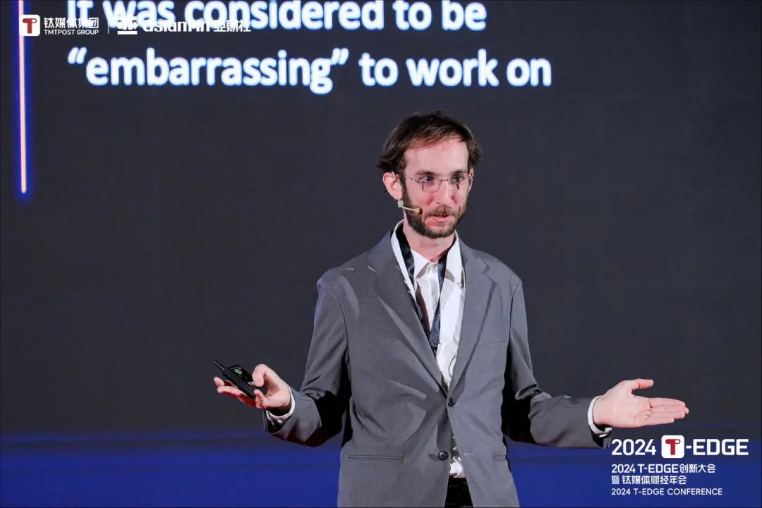 DeepAI CEO：大模型競爭的本質，已從算力競爭變成效率競爭丨T-EDGE - 新浪香港