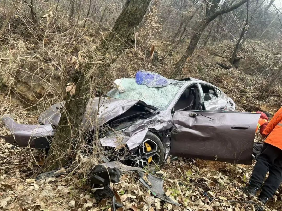 小米SU7坠崖风波后：进店订单爆发，车主全家开直播夸雷军_新浪财经_新浪网