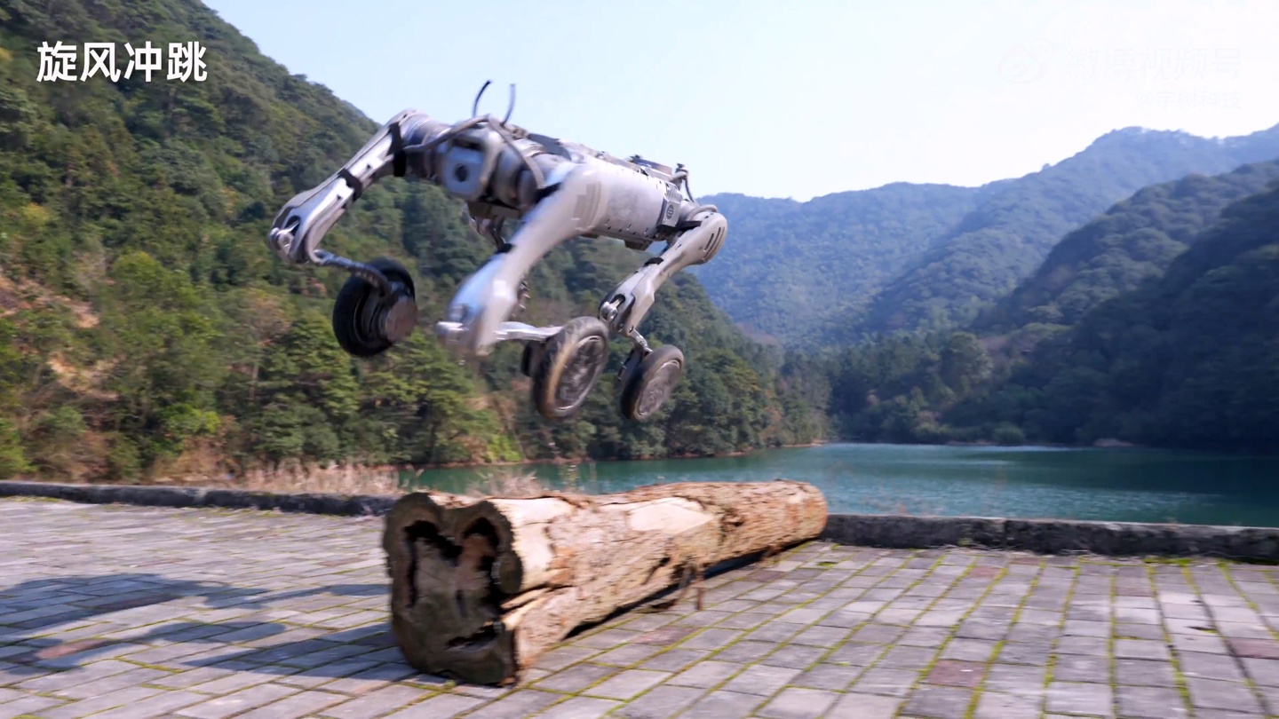 宇树科技 B2-W 工业轮足机器狗天赋觉醒：上山入水，还能驮着人跑_新浪科技_新浪网