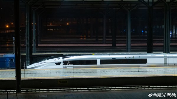 极速450km/h！CR450复兴号原型车露面：车头极其科幻_新浪科技_新浪网
