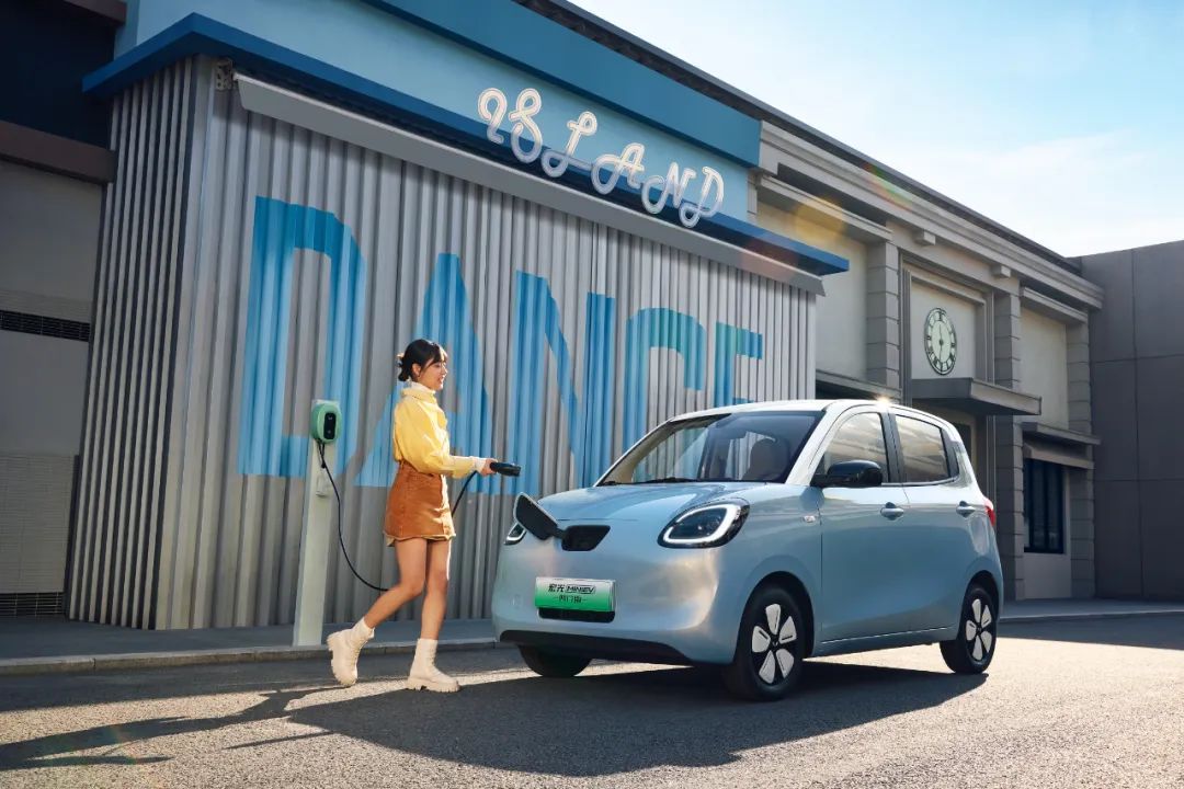 续航 205km，五菱宏光 MINIEV 四门版纯电小车配置公布_新浪科技_新浪网