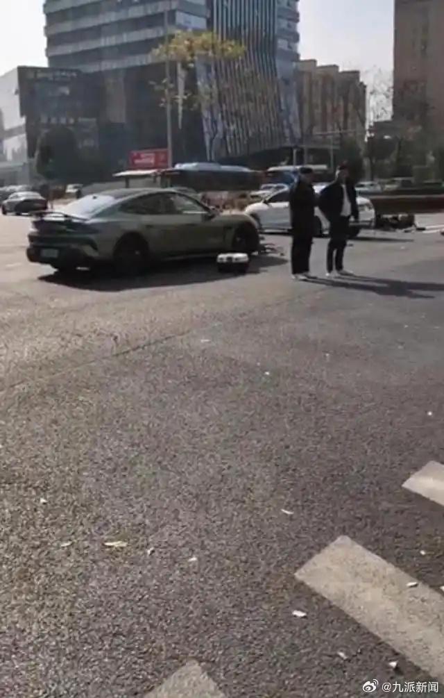 宁波交警通报一小型汽车与电动自行车碰撞：致电动车驾驶员受伤，已送医救治_新浪财经_新浪网