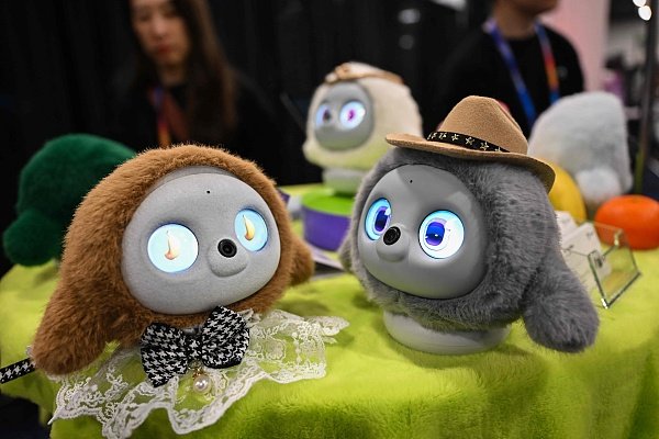 蓝鲸科技对话Ropet CEO何嘉斌：当模型与算力日新月异，机器人更应珍视“温度”和“人”|机器人|陪伴机器人_新浪科技_新浪网