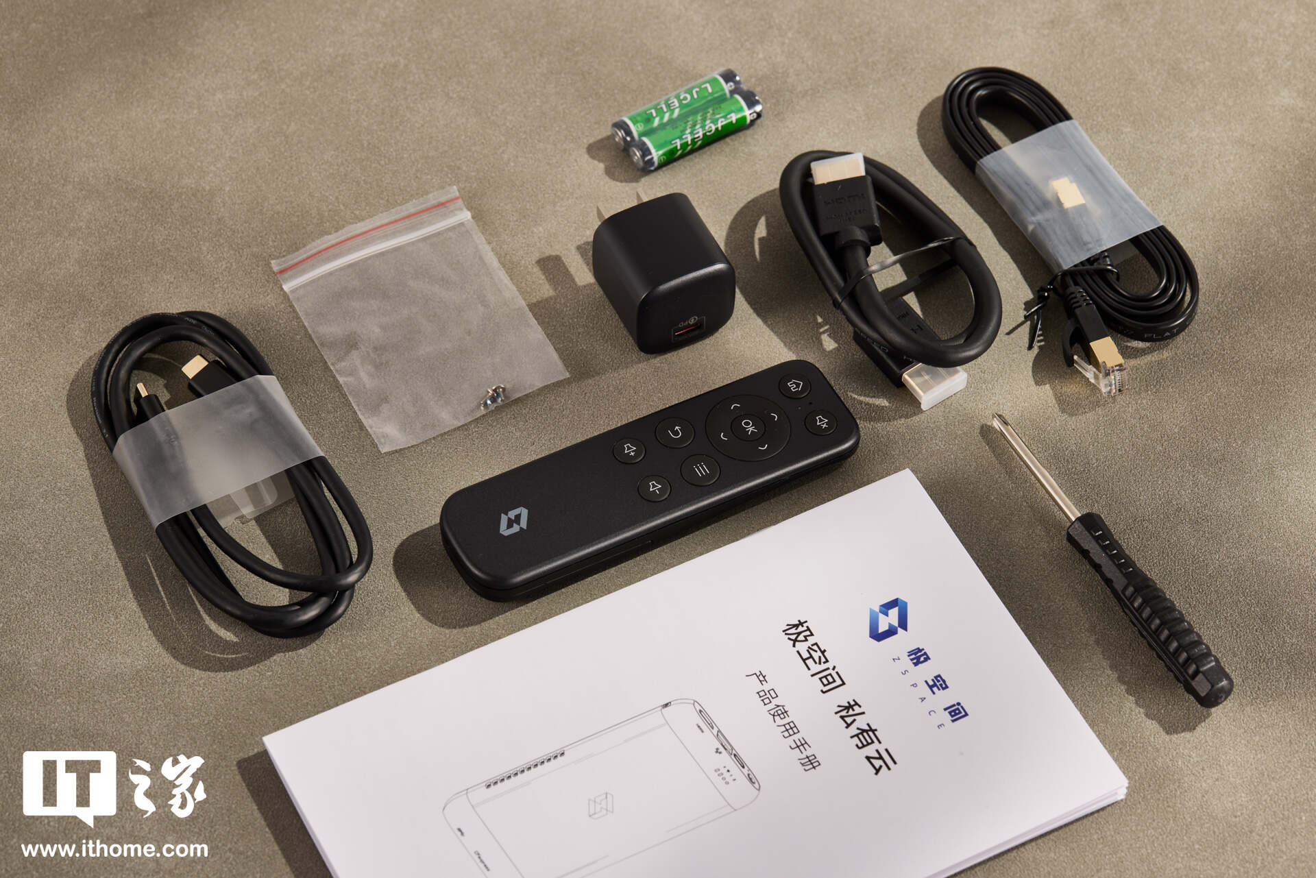 【IT之家开箱】极空间私有云 T2S 图赏：小巧、便携、多接口、多功能的随身 NAS_新浪科技_新浪网