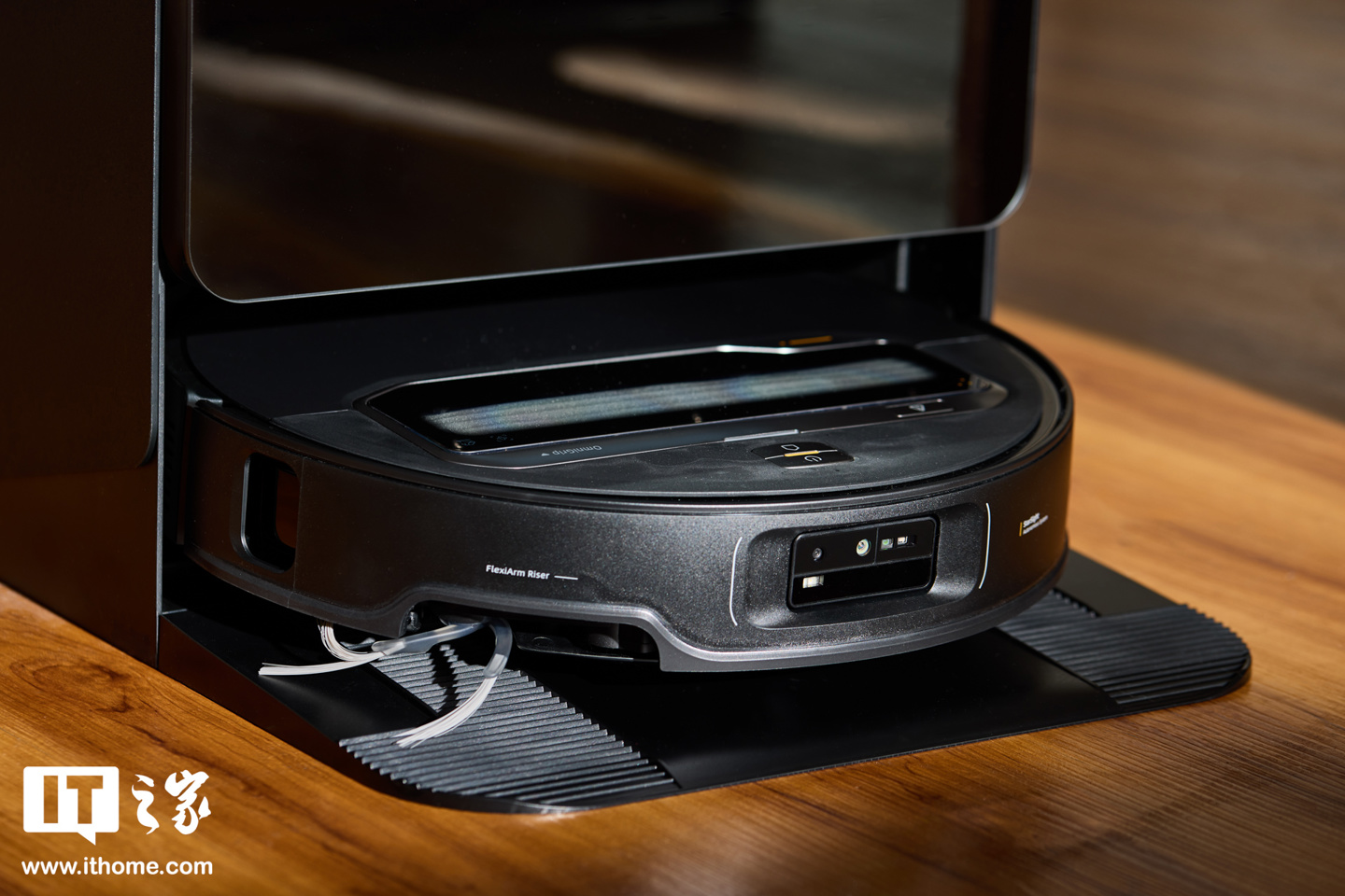 【IT之家图赏】实拍石头自清洁扫拖机器人 G30 Space 探索版：机械手第一次走进家庭|设计_新浪科技_新浪网