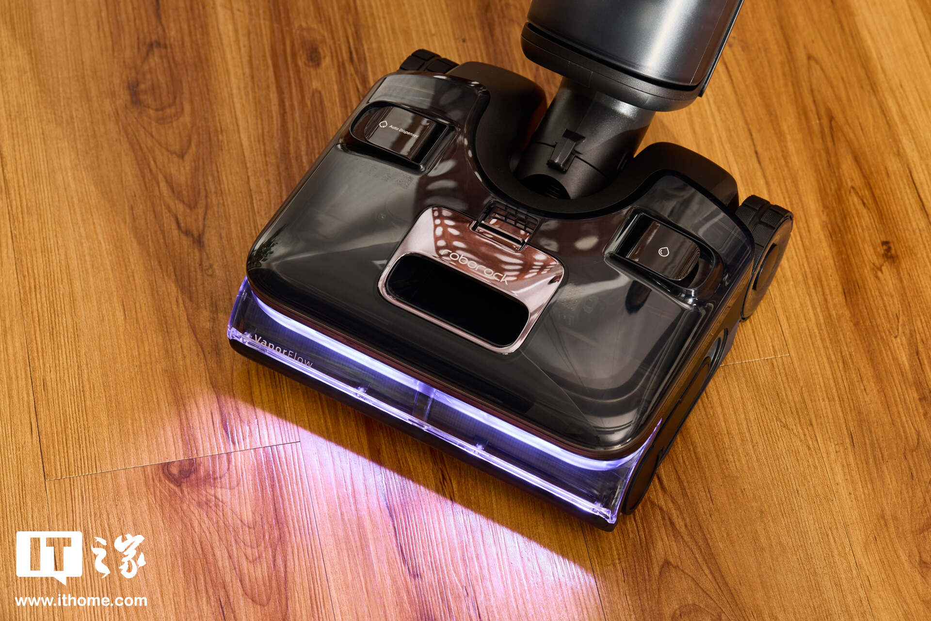 【IT之家图赏】石头首创蒸汽 + 热水双效洗地：石头智能洗地机 A30 Pro Steam 实拍_新浪科技_新浪网