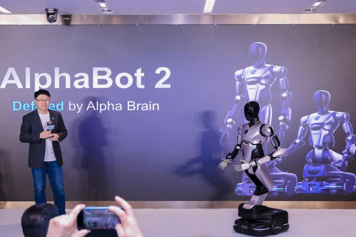 智平方发布全新一代智能机器人AlphaBot 2，开启AGI终端新时代|机器人_新浪财经_新浪网