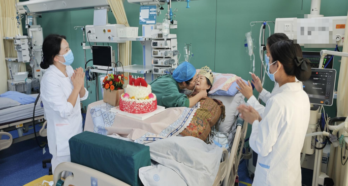 ICU病房里的一场特殊生日会_新浪财经_新浪网