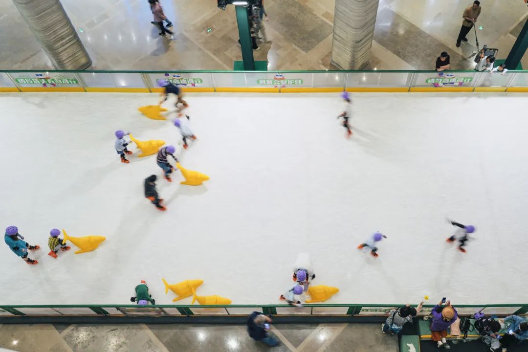 真冰场亮相，来天安千树体验“一秒入冬”|冰场_新浪财经_新浪网