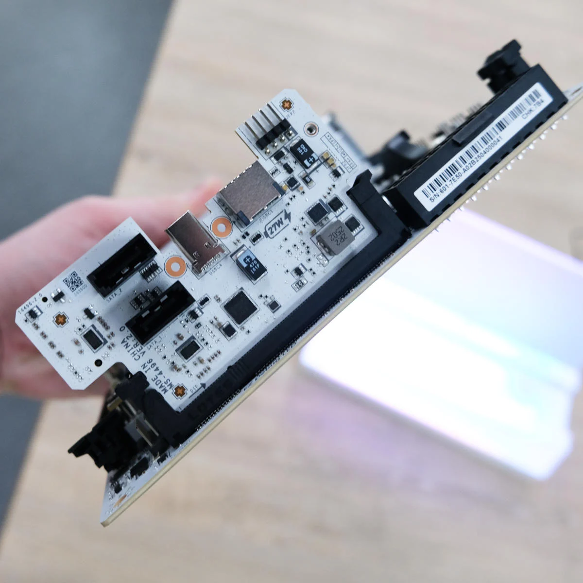 微星 MPG X870I EDGE TI WiFi 主板亮相：双雷电 4 接口，专属扩展插槽|MSI微星|IT之家|硬盘_新浪科技_新浪网