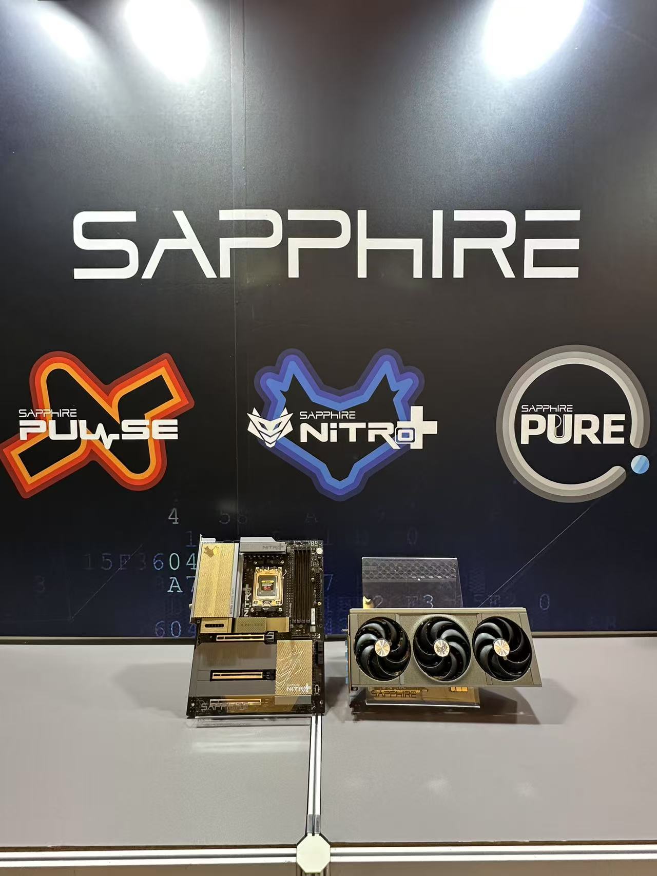 BTF 2.X 生态推广重要一步：蓝宝石展出 GC-HPWR 供电显卡与配套主板|蓝宝科技_新浪科技_新浪网